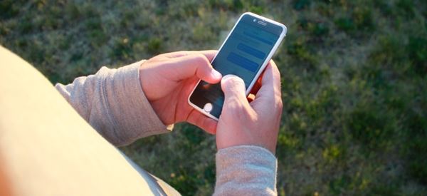 Peek Screen กระจกกันรอยช่วยรักษาความเป็นส่วนตัวสำหรับ iPhone