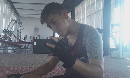 ซี ภูวรินทร์ นักร้องสาวหล่อ ถอดเสื้ออวดรอยสัก หุ่นล่ำฟินยกเซต