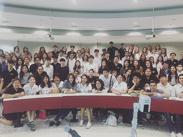 วีเจจ๋า ในมาดวิทยากร บรรยายสอนนักศึกษา สวย เก่ง ครบเครื่องจริง ๆ