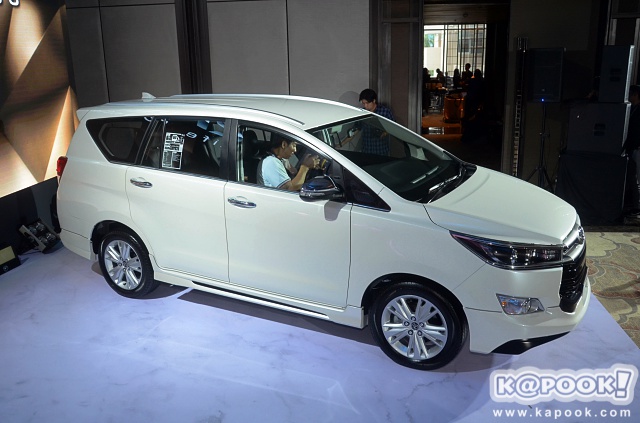 Toyota Innova Crysta 2017 ราคาเริ่ม 1.129 ล้านบาท เน้นพรีเมียม ภายใน ...