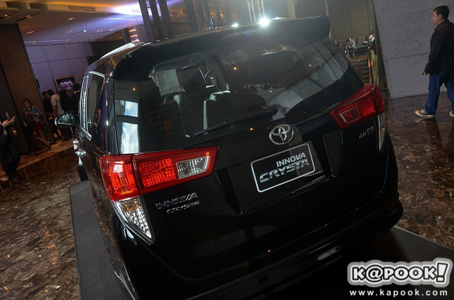 Toyota Innova Crysta 2017 ราคาเริ่ม 1.129 ล้านบาท เน้นพรีเมียม ภายใน ...
