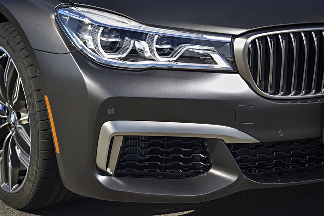 BMW M760Li xDrive 2017 ความสบายที่เร้าใจกับราคามหาโหด