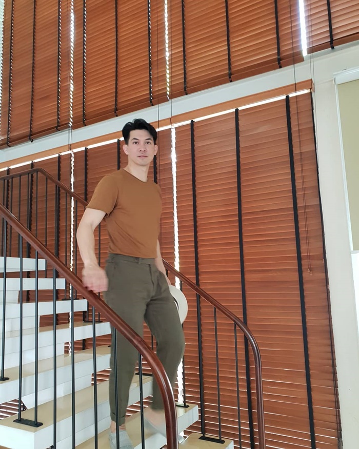 เคน ธีรเดช ถอดเสื้ออาบแดด ถึงโดนแซวท่าแปลก แต่แฟน ๆ ได้กำไร