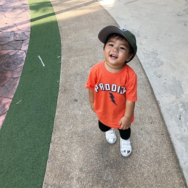 น้องดีแลน ลูกชาย ลีเดีย - แมทธิว ยิ่งโตยิ่งหล่อ แค่ยืนเฉย ๆ ก็หล่อแล้ว