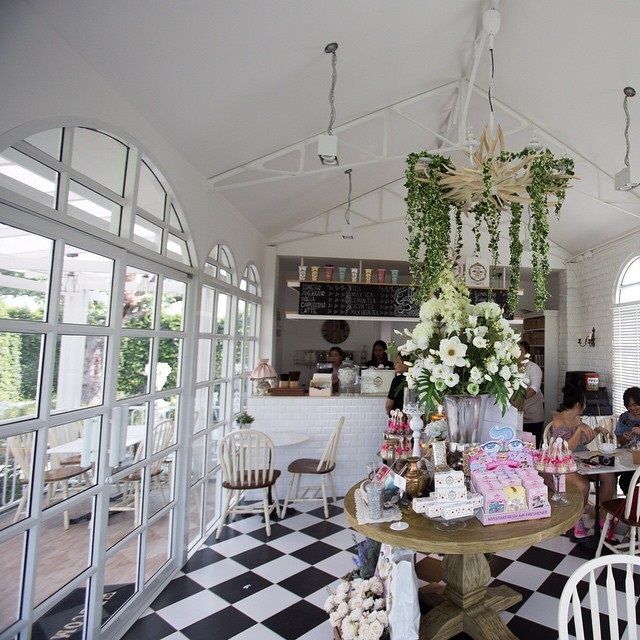 ใหม่ ดาวิกา นางเอกพันล้าน เปิดคาเฟ่สุดเก๋ Misstar Cafe