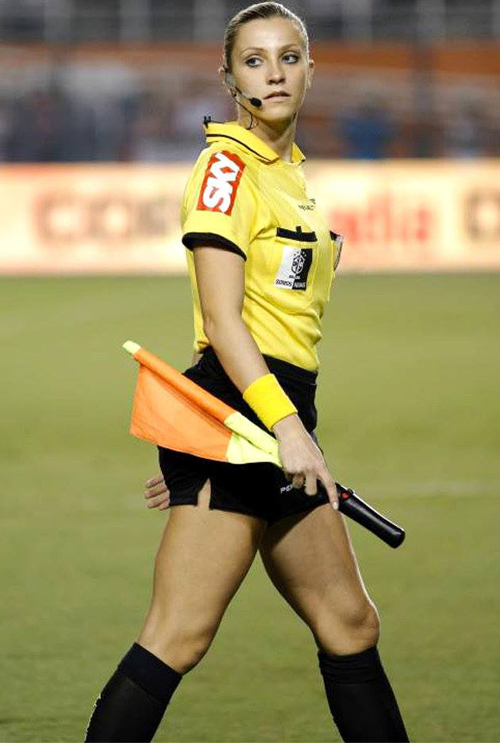 เฟอร์นานดา ยูเลียนา ไลน์วูแมนสาวสุดฮอตคนใหม่ในวงการลูกหนัง